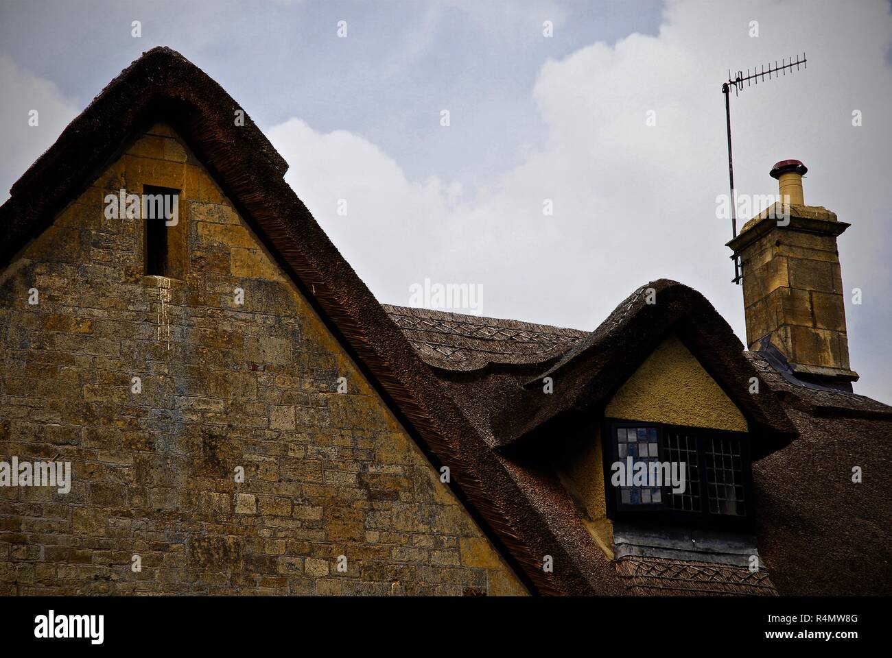 Stone and thatched cottage hi-res stock photography and images - Alamy