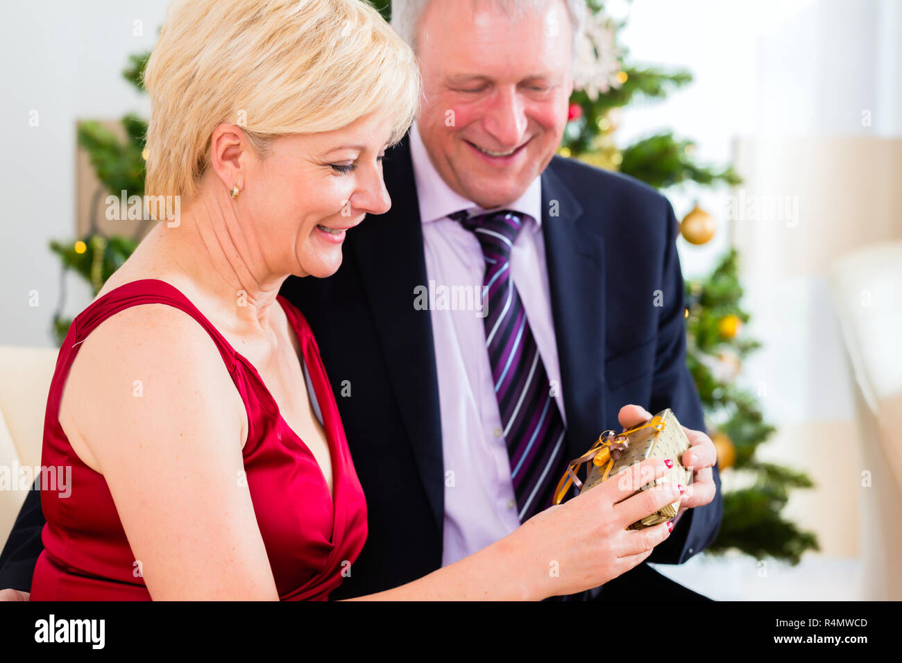 Glamorous older woman hi-res stock photography and images - Alamy