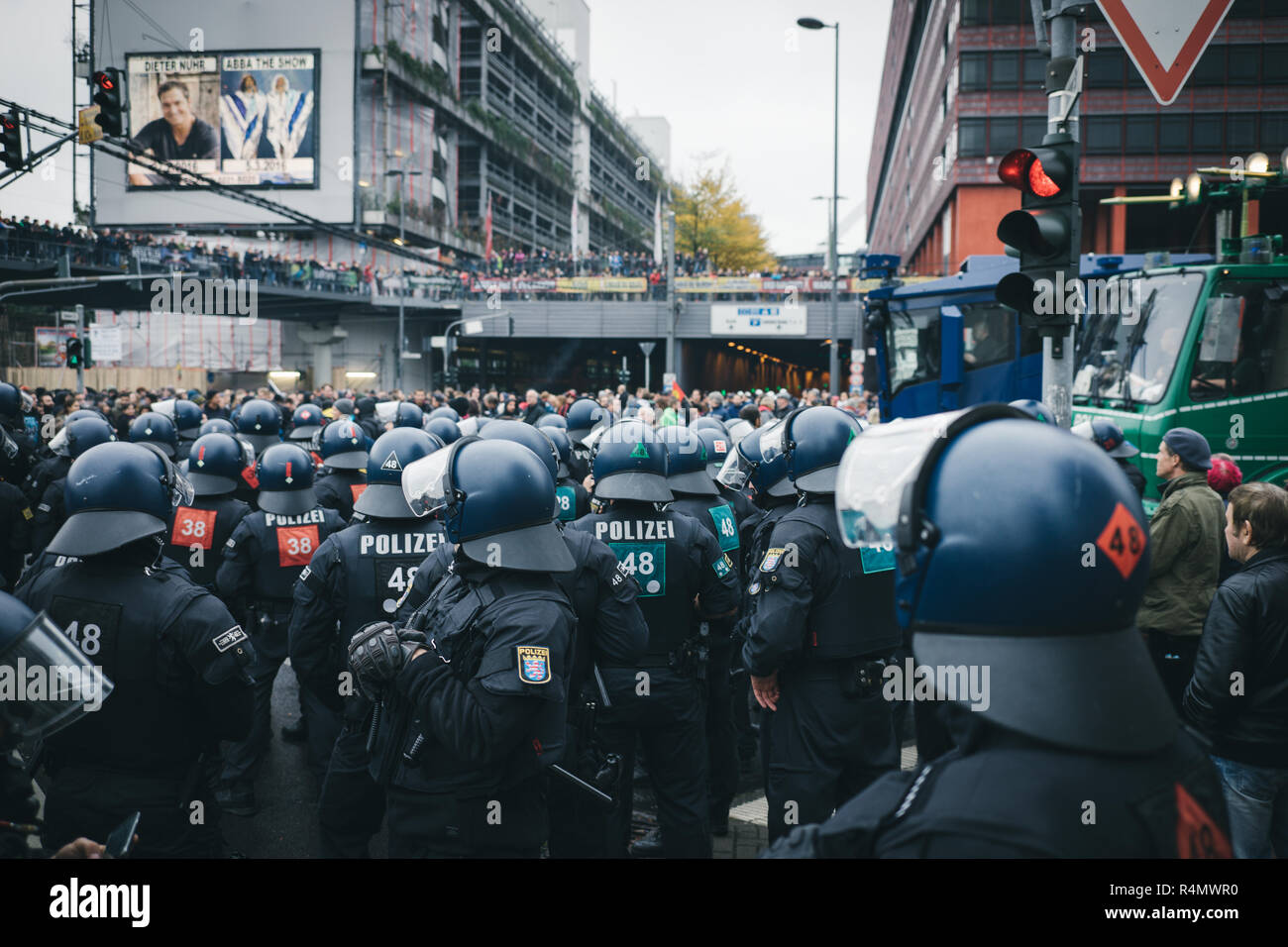 Police riot gear hi-res stock photography and images - Alamy