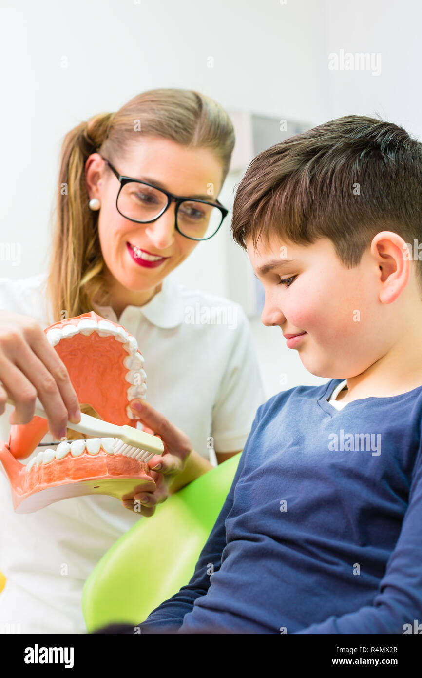 Female dentist showing boy hi-res stock photography and images - Alamy