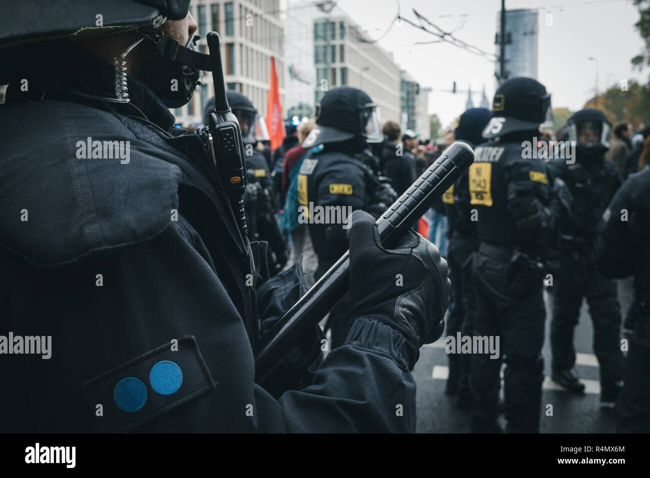 Police riot gear hi-res stock photography and images - Alamy