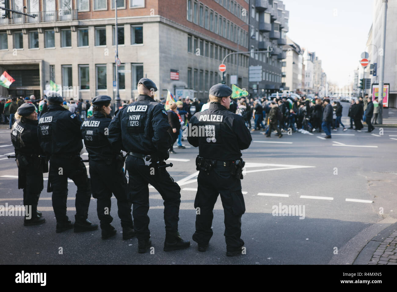 Police riot gear hi-res stock photography and images - Alamy