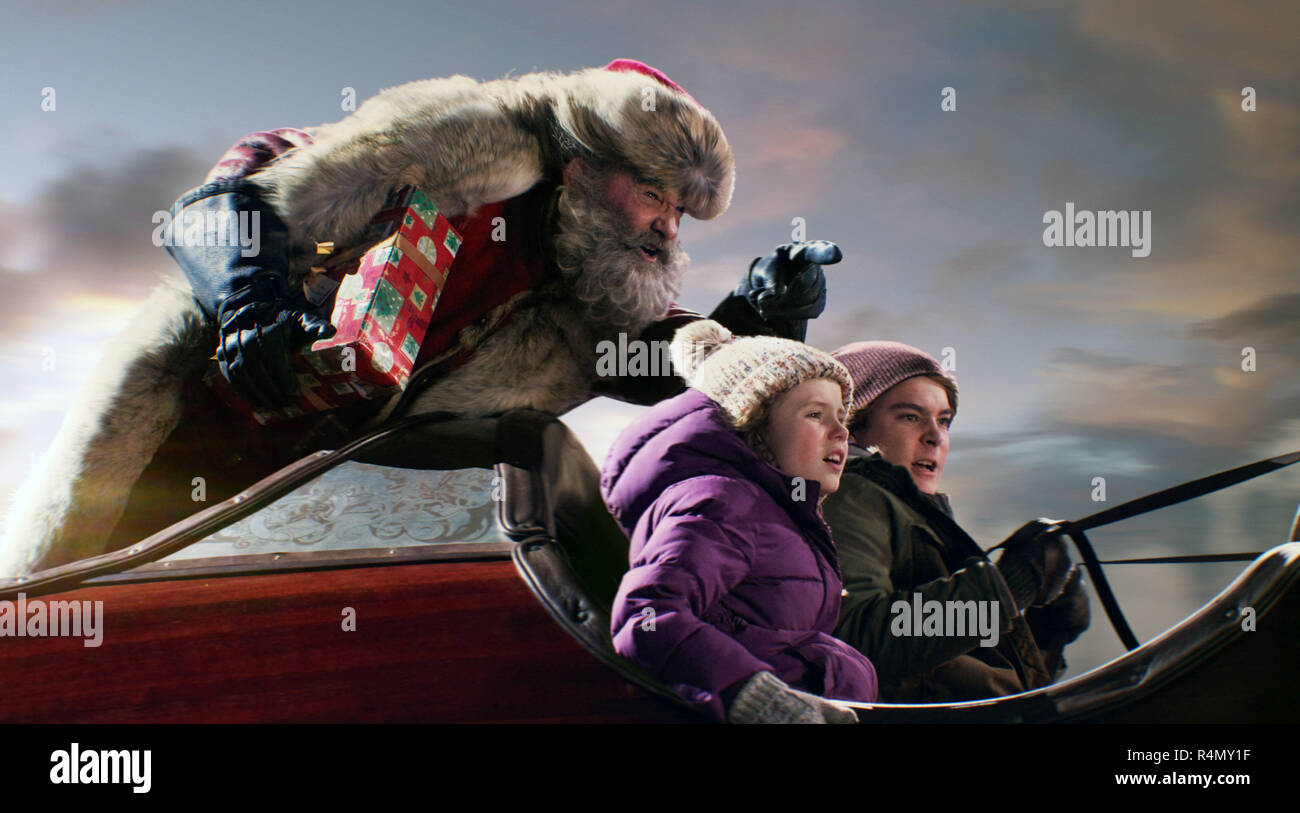 THE CHRISTMAS CHRONICLES, from left: Kurt Russell as Santa Claus, Darby ...