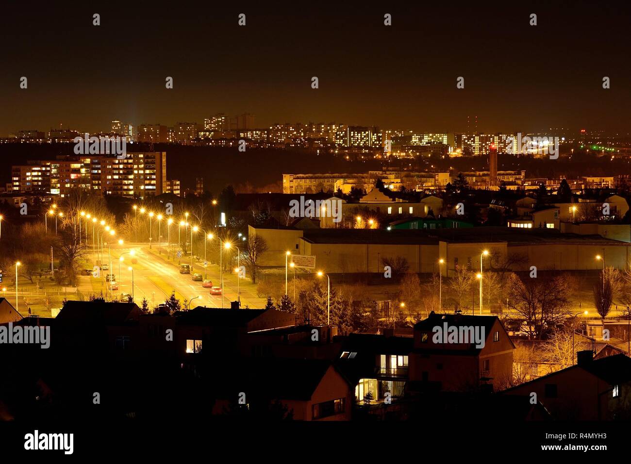 Night city streets hi-res stock photography and images - Alamy