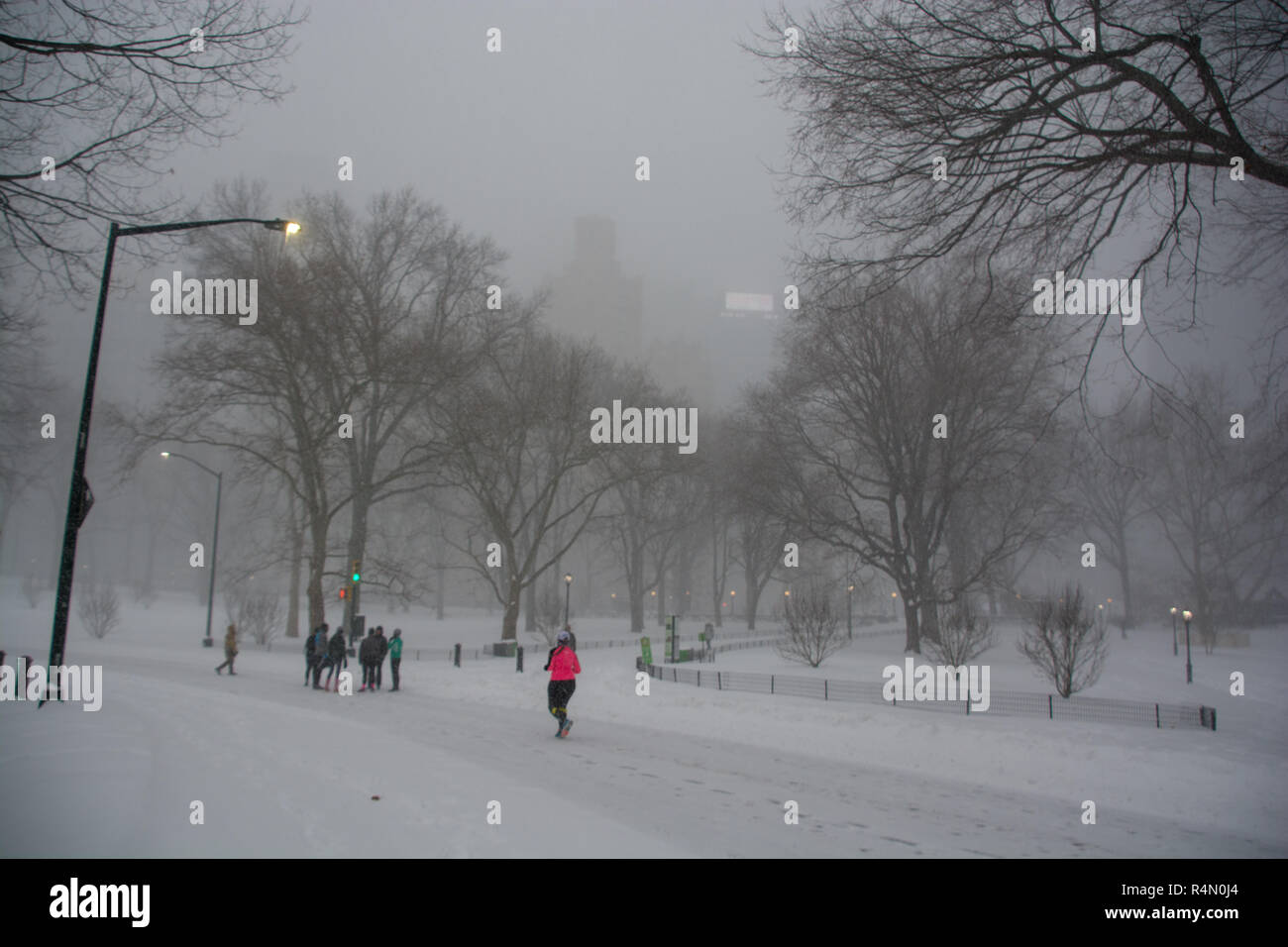 Blizzard nyc hi-res stock photography and images - Alamy