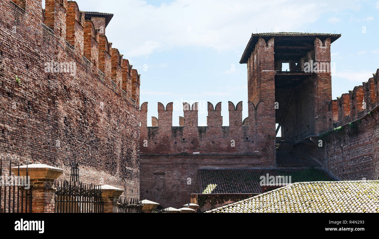 M shaped merlons hi-res stock photography and images - Alamy