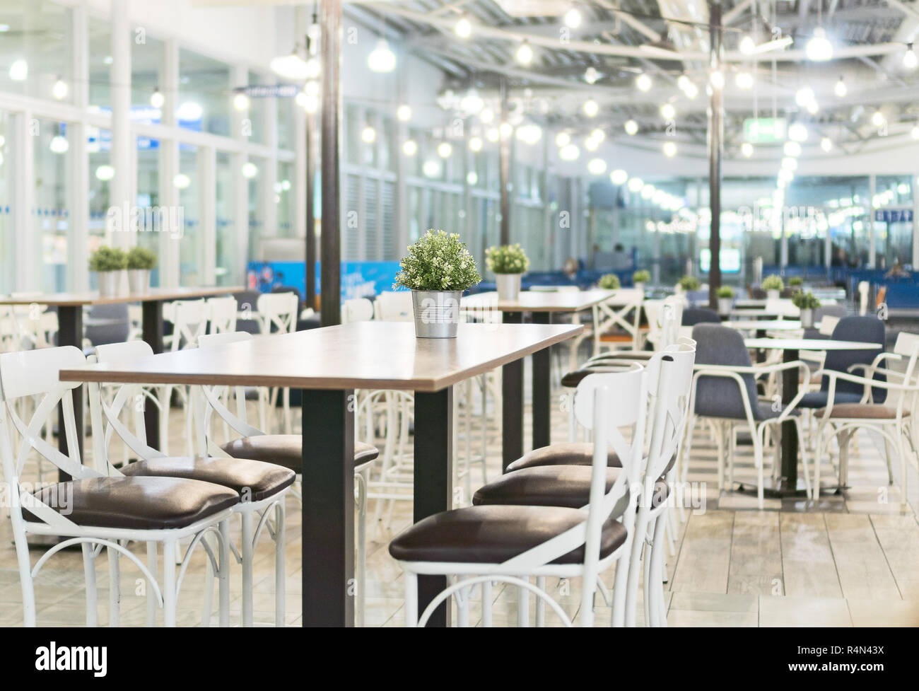 Modern airport lounge with tables and chairs Stock Photo - Alamy