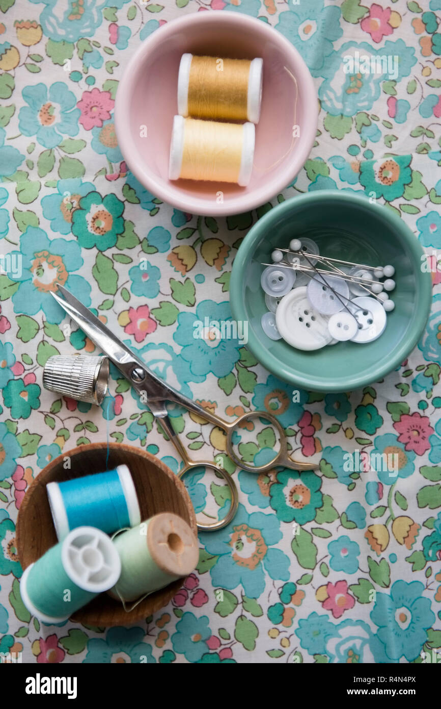 Scissors variety buttons sewing hi-res stock photography and images - Alamy