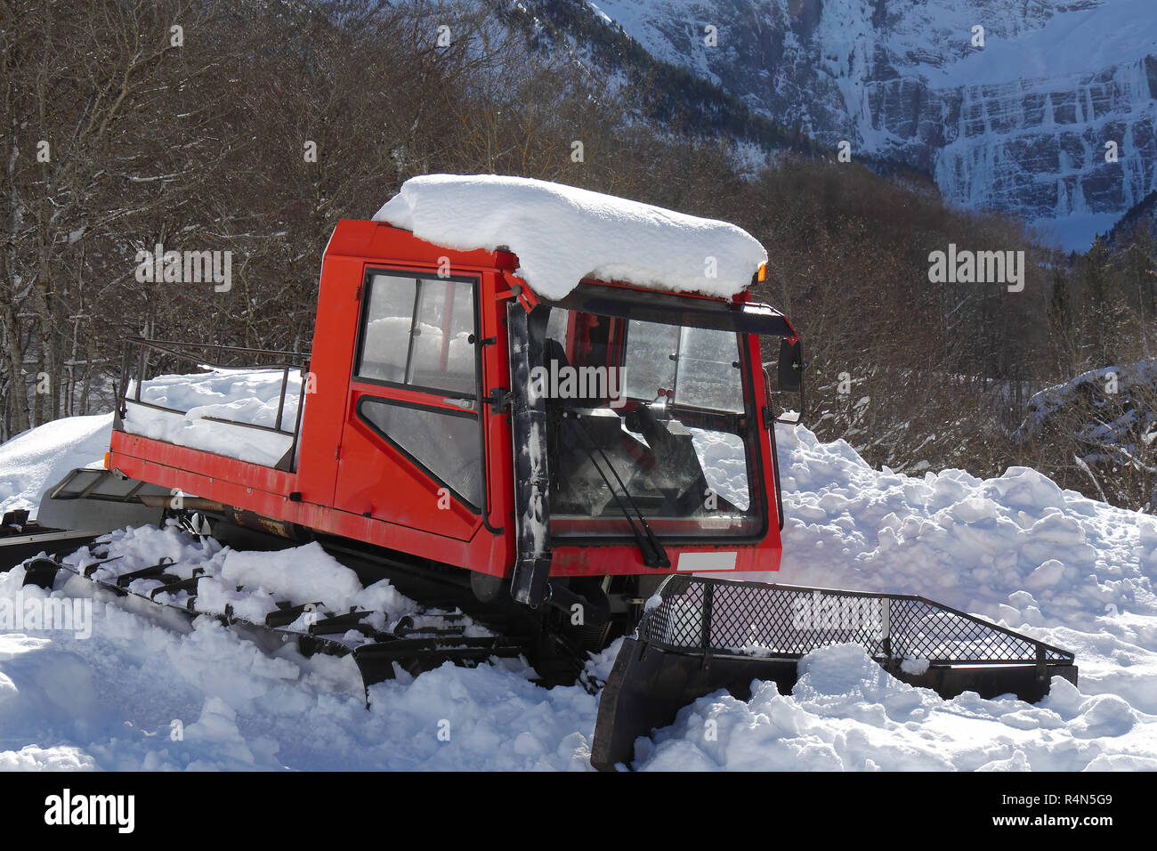 Electric snowcat hi-res stock photography and images - Alamy