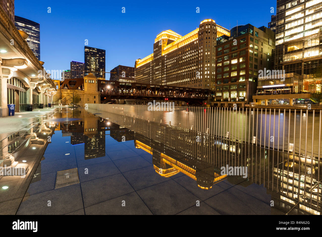Architecture during night in Chicago Stock Photo - Alamy