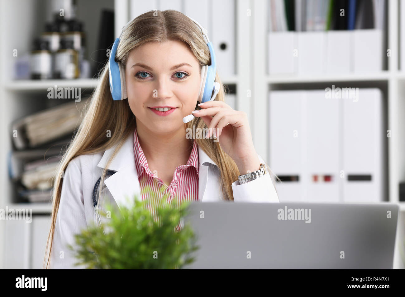 Doctor call center hi-res stock photography and images - Alamy