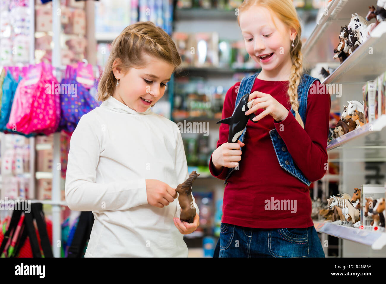 Family two kids shopping hi-res stock photography and images - Alamy