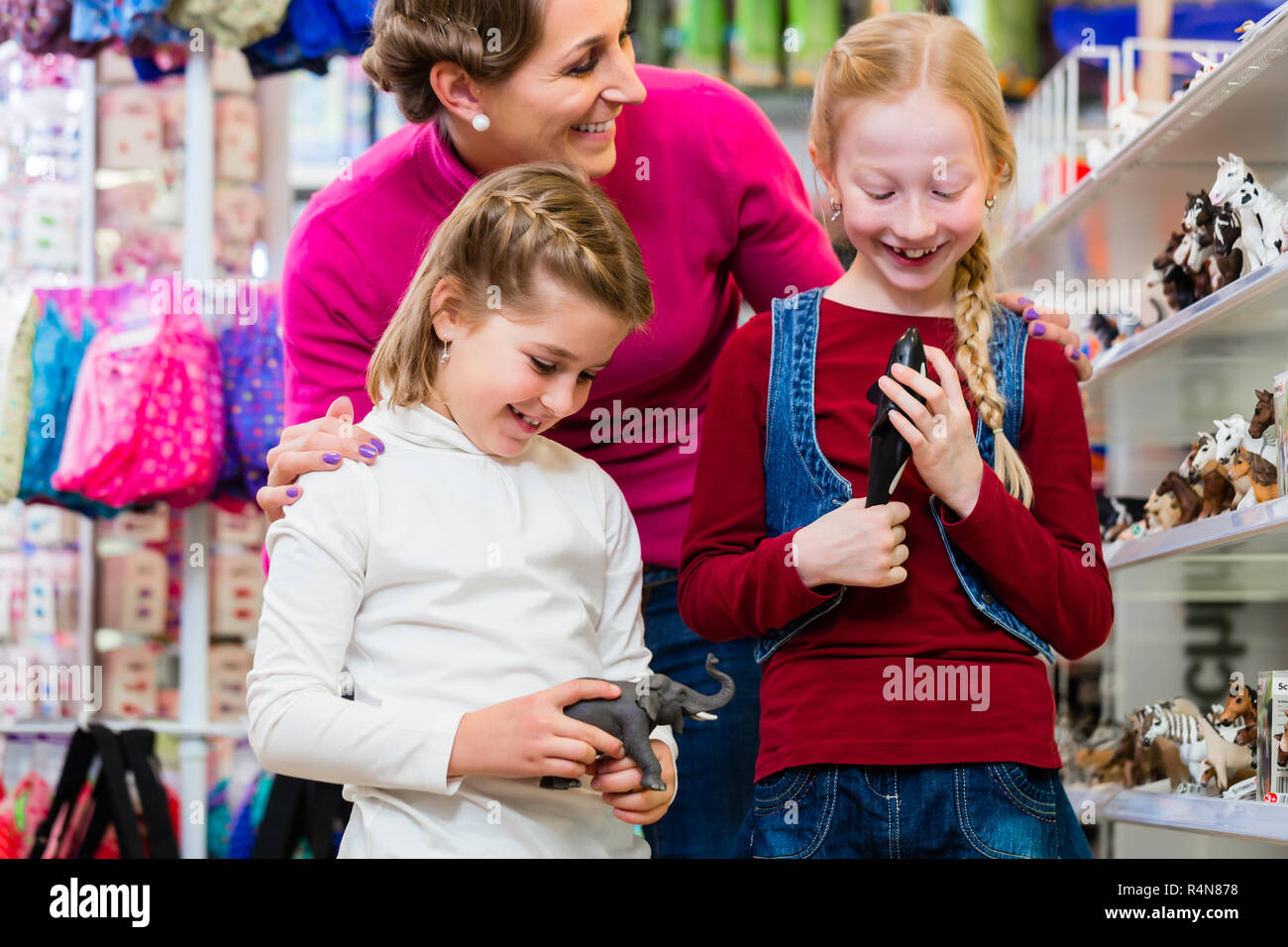 Toy family figures hi-res stock photography and images - Alamy