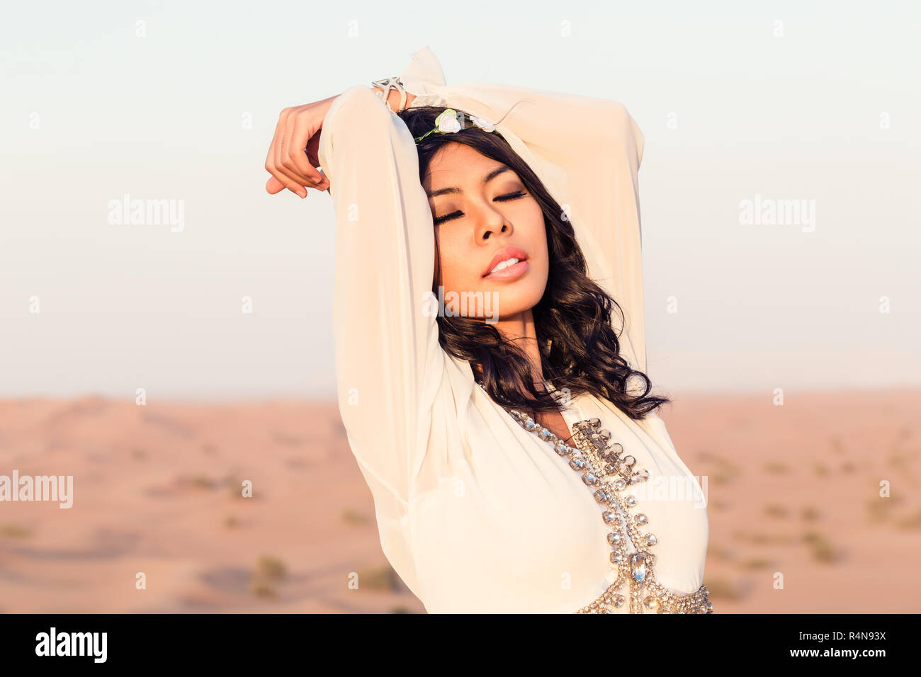 Tourist woman in Arabian Desert Stock Photo - Alamy