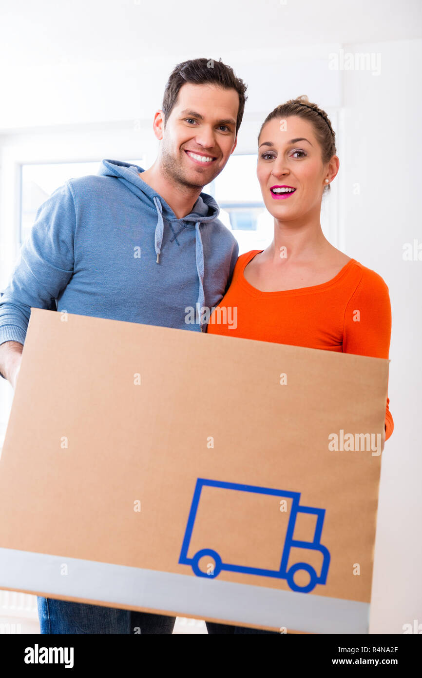 Man packing cases hi-res stock photography and images - Alamy