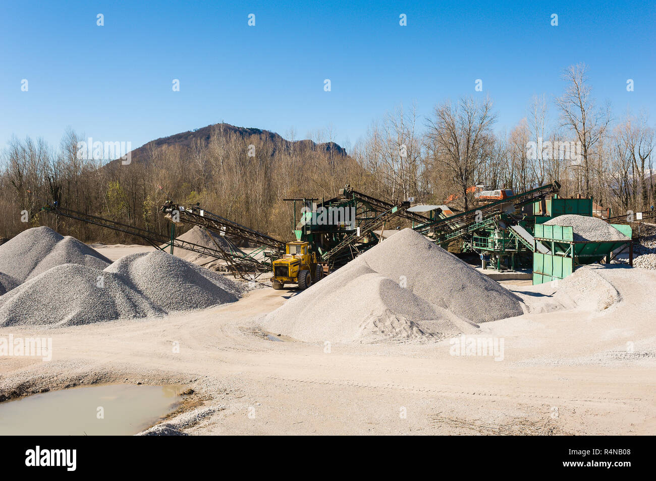 Gravel aggregate extraction. Machinery distribution and classification ...