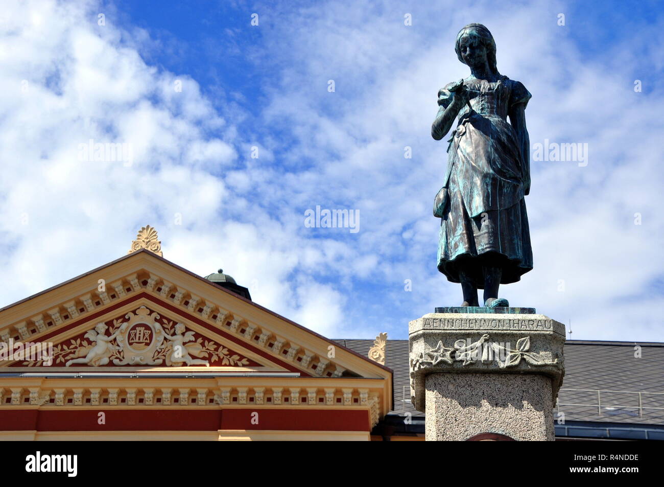 Statue von mann hi-res stock photography and images - Alamy
