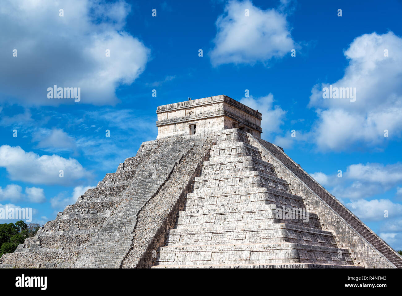 Chichen Itza Pyramid and Nice Sky Stock Photo - Alamy