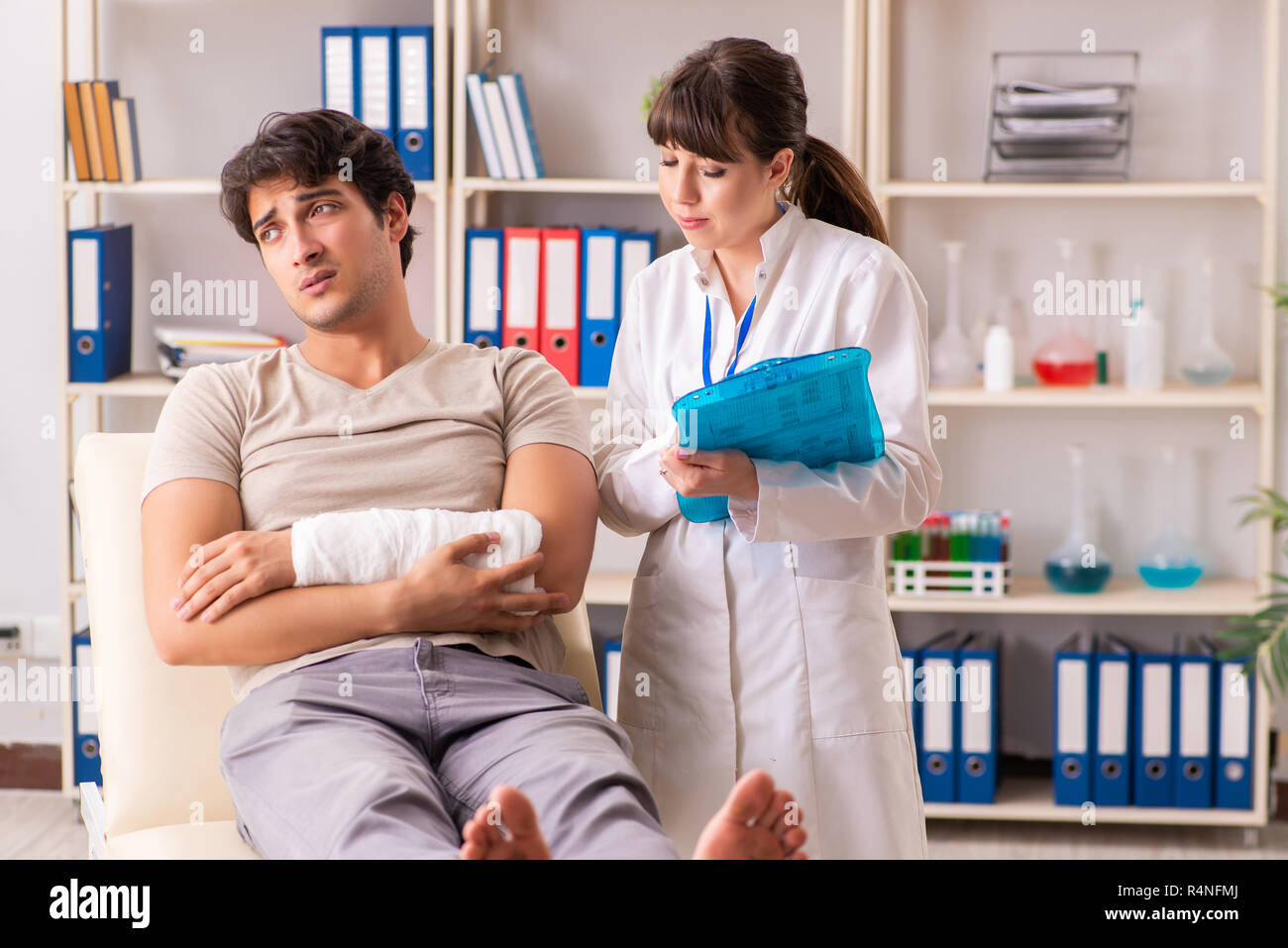 Man bandaged arm traumatology hi-res stock photography and images - Alamy