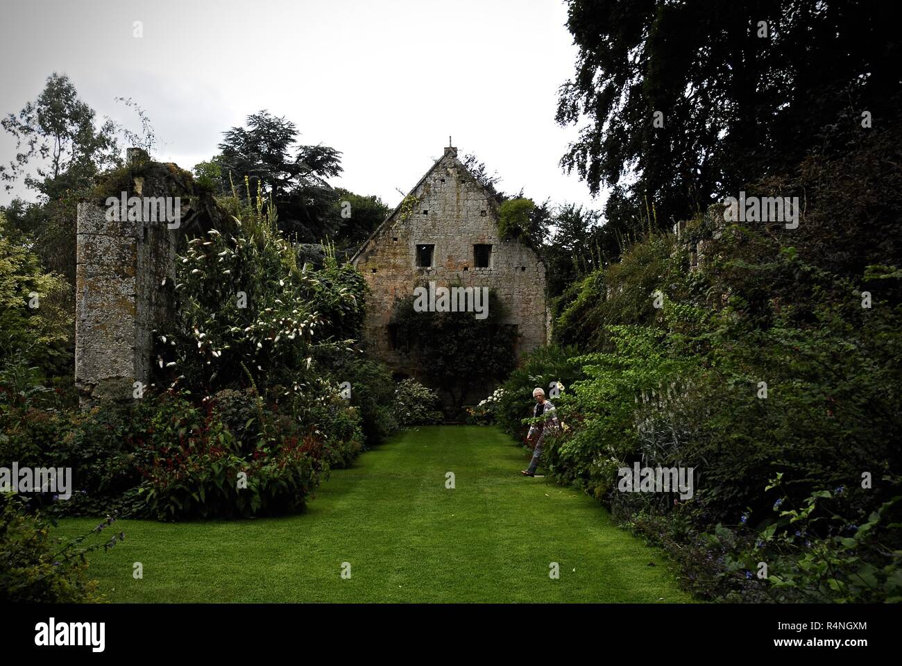 Tithe barn sudeley castle gardens hi-res stock photography and images ...