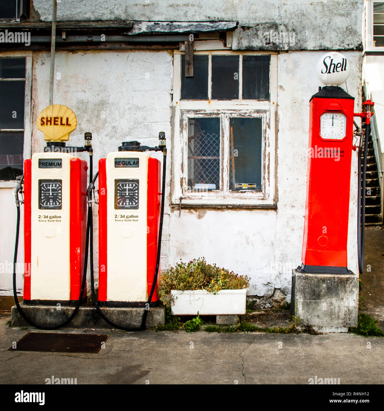Retro shell petrol pump hi-res stock photography and images - Alamy