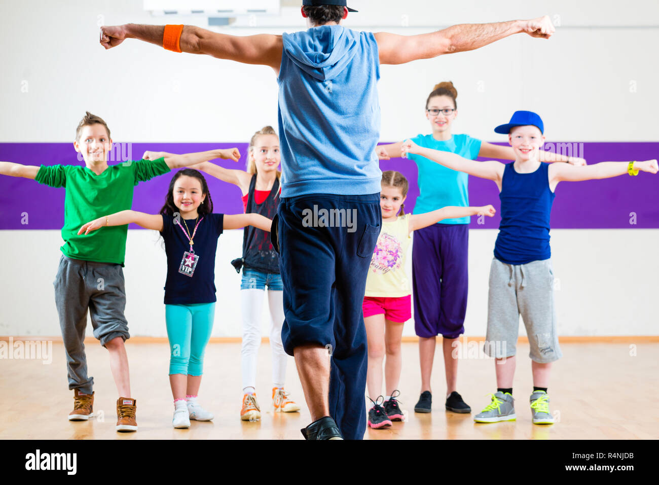 Dance teacher giving kids Zumba fitness class Stock Photo - Alamy