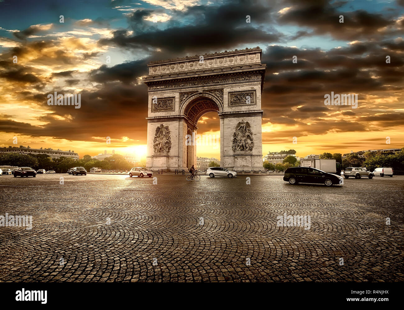 Arc de triomphe paris sun light hi-res stock photography and images - Alamy