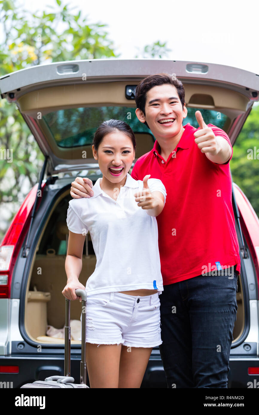 Couple loading car luggage hi-res stock photography and images - Alamy