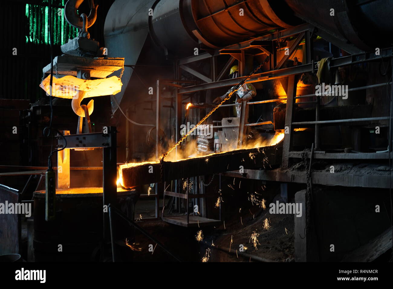 Trabajo en Fundición - Working in Foundry Stock Photo - Alamy