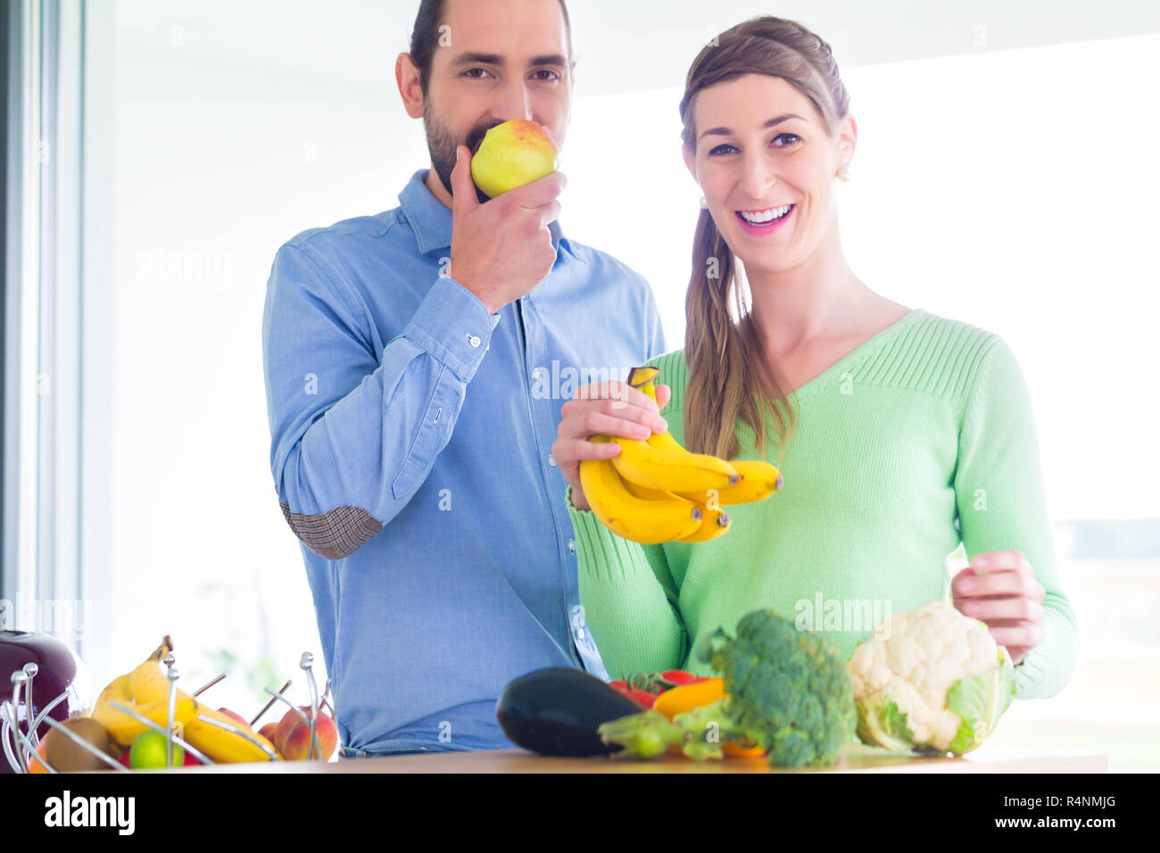 Couple living healthy eating fruits and vegetables Stock Photo - Alamy