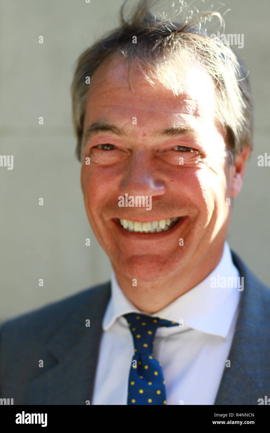 British presenter smiling hi-res stock photography and images - Alamy