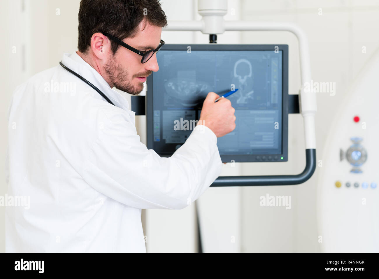 Doctor explaining image of MRI scan on screen Stock Photo - Alamy