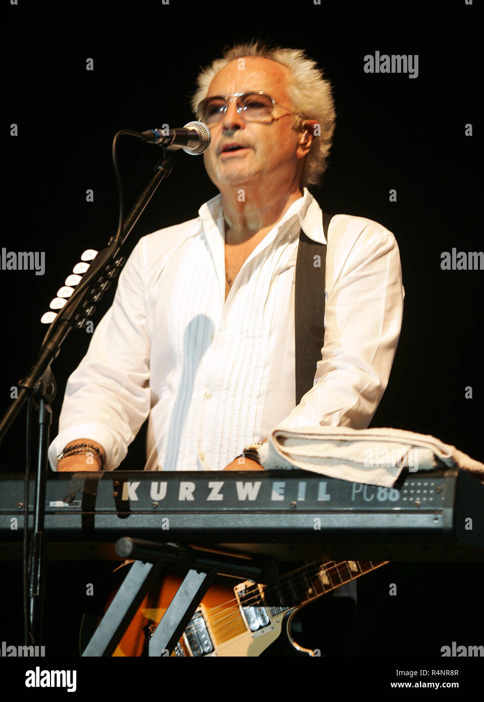 Mick jones musician hi-res stock photography and images - Alamy