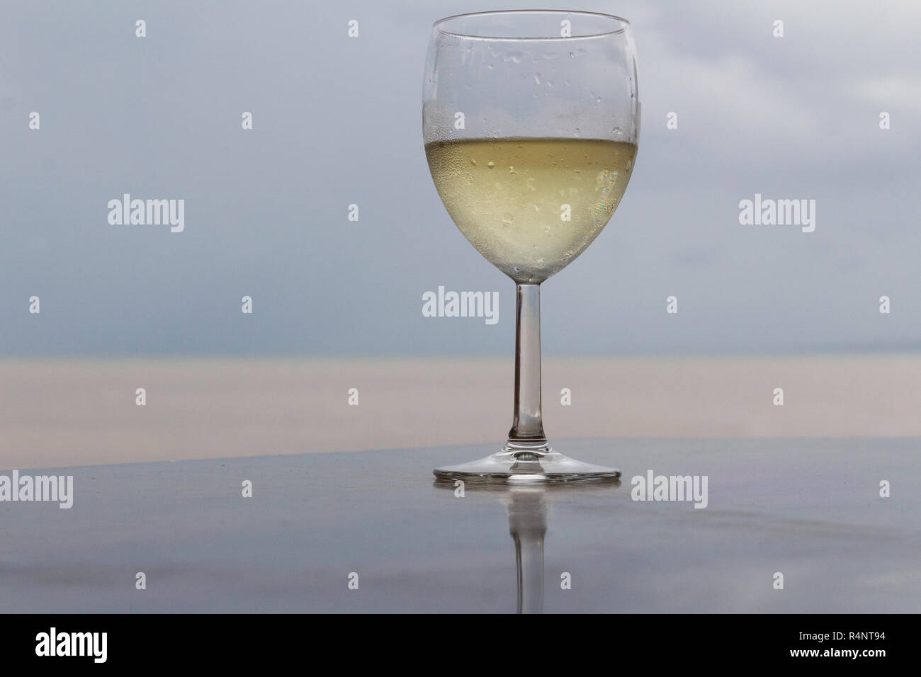 Half empty beach bar hi-res stock photography and images - Alamy