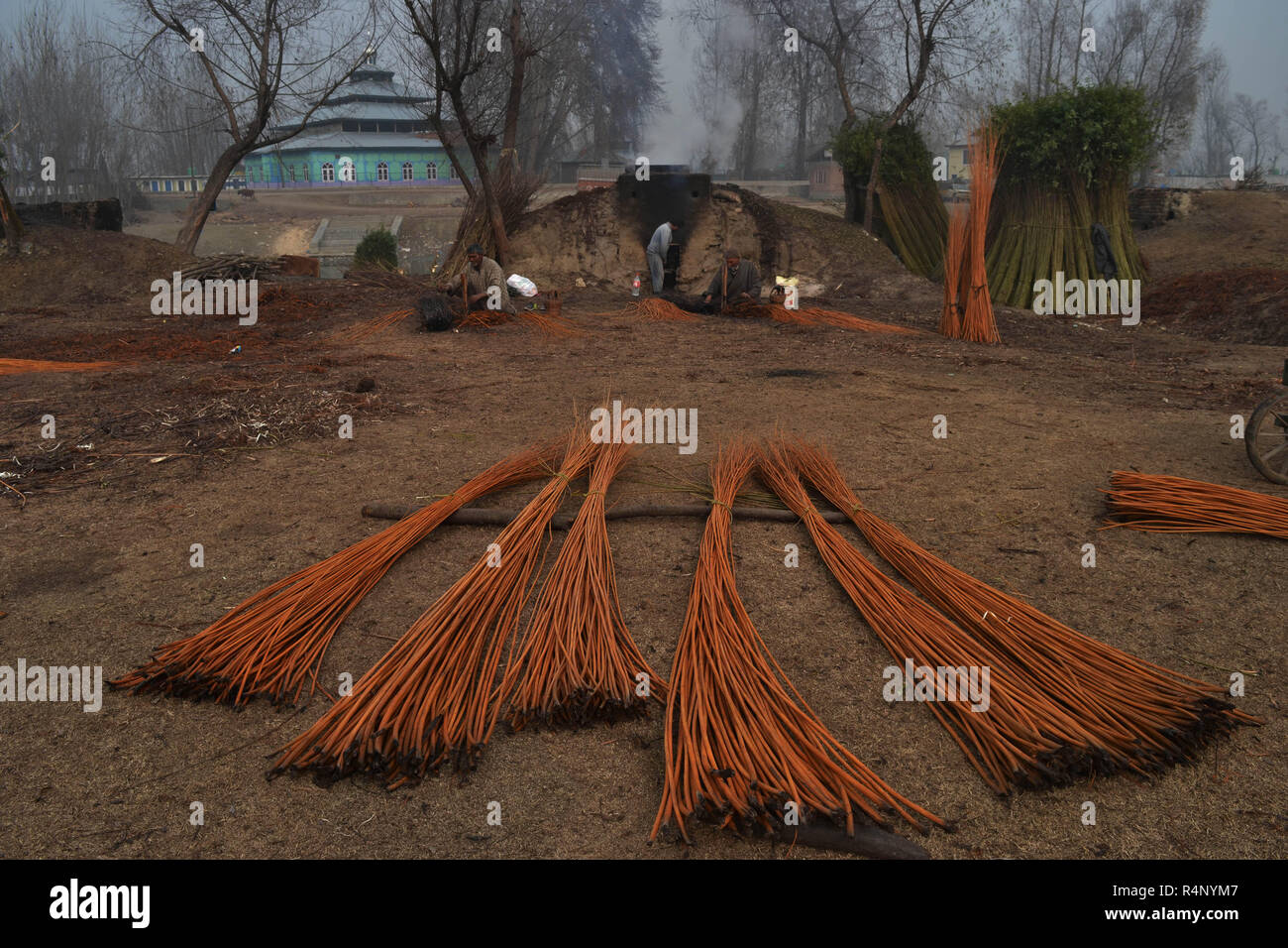 Srinagar, Jammu And Kashmir, India. 27th Nov, 2018. Kashmiri workers ...