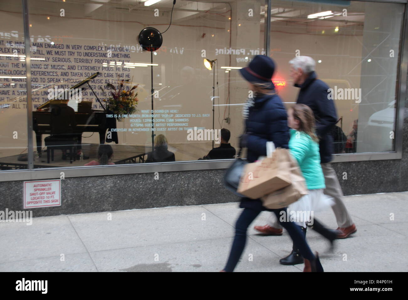 New York, USA. 27th Nov, 2018. In an empty shop in the middle of the ...