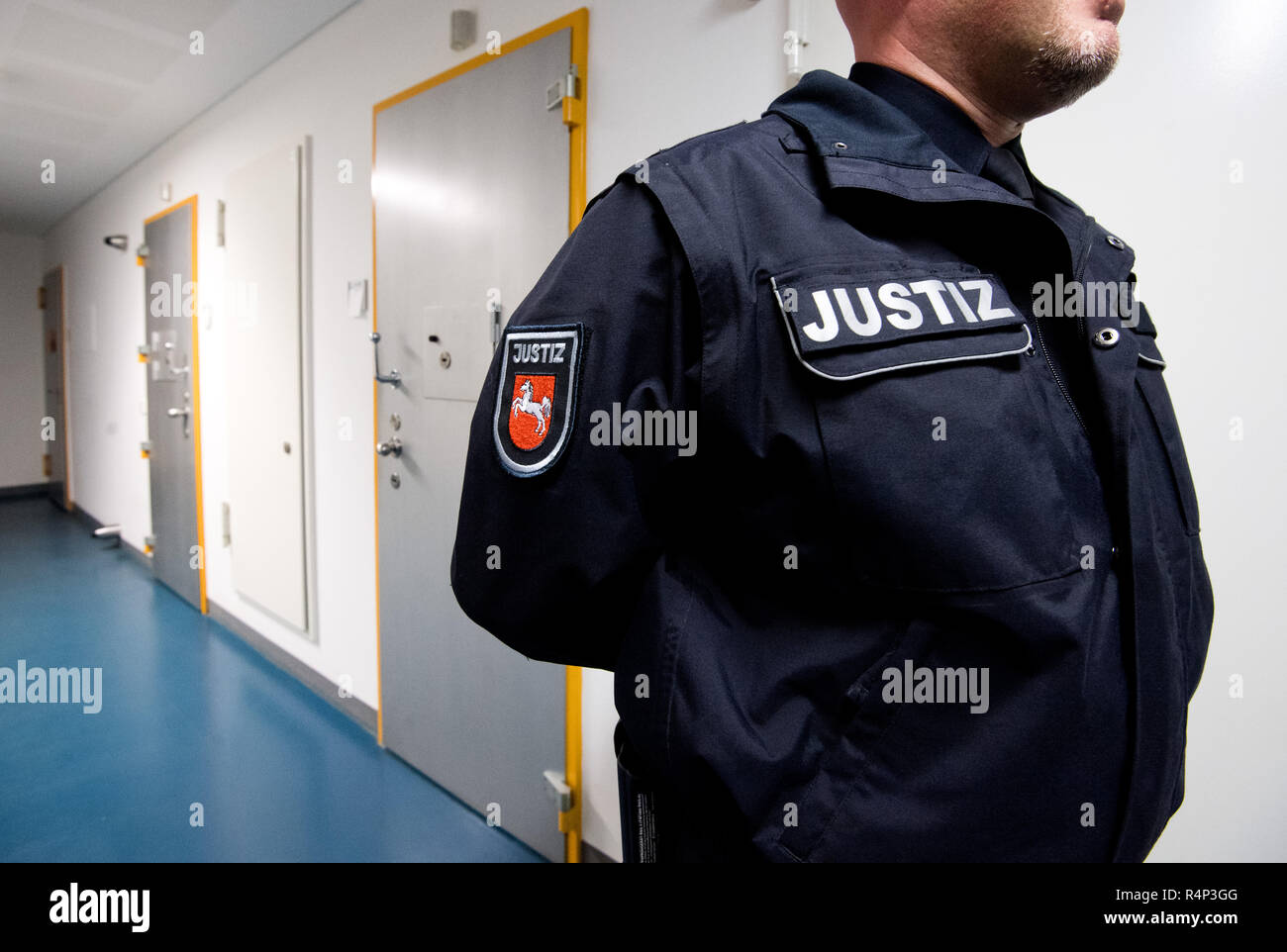 Sehnde, Germany. 27th Nov, 2018. A prison officer stands next to cells ...