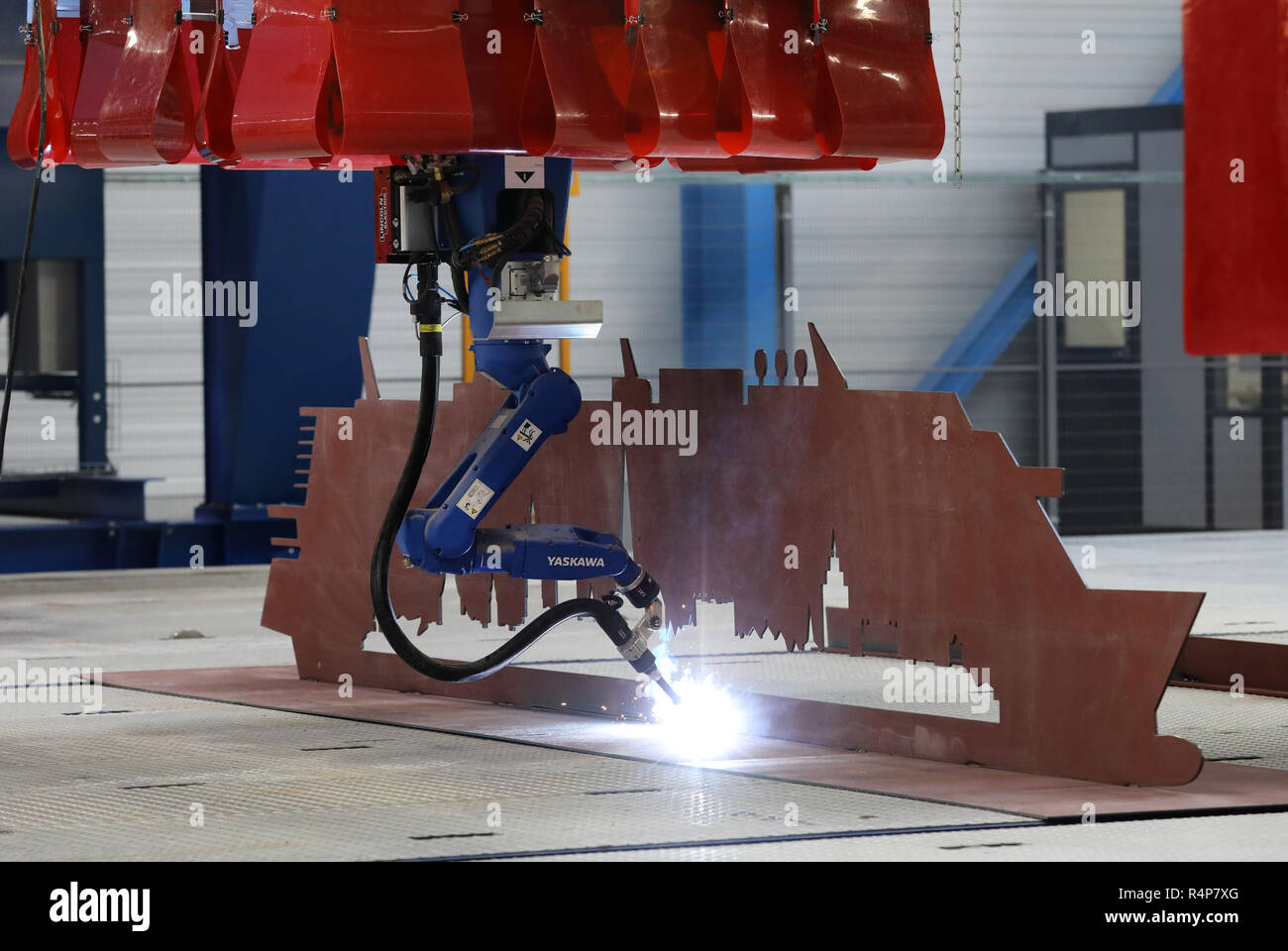 Ship model cutaway hi-res stock photography and images - Alamy