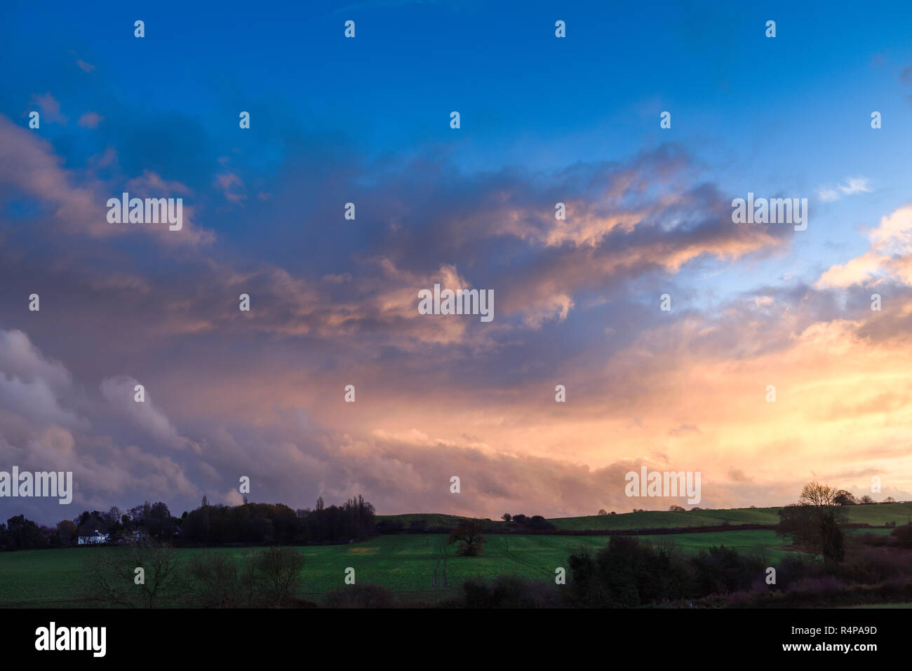 Hucknall, Nottinghamshire, UK. 28th November 2018. Storm clouds and ...
