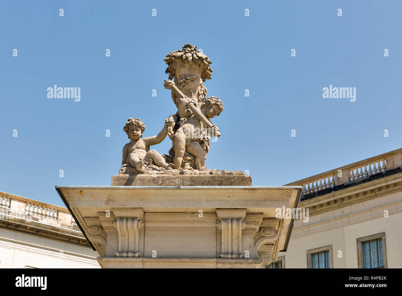Entrance gate sculpture statues hi-res stock photography and images - Alamy