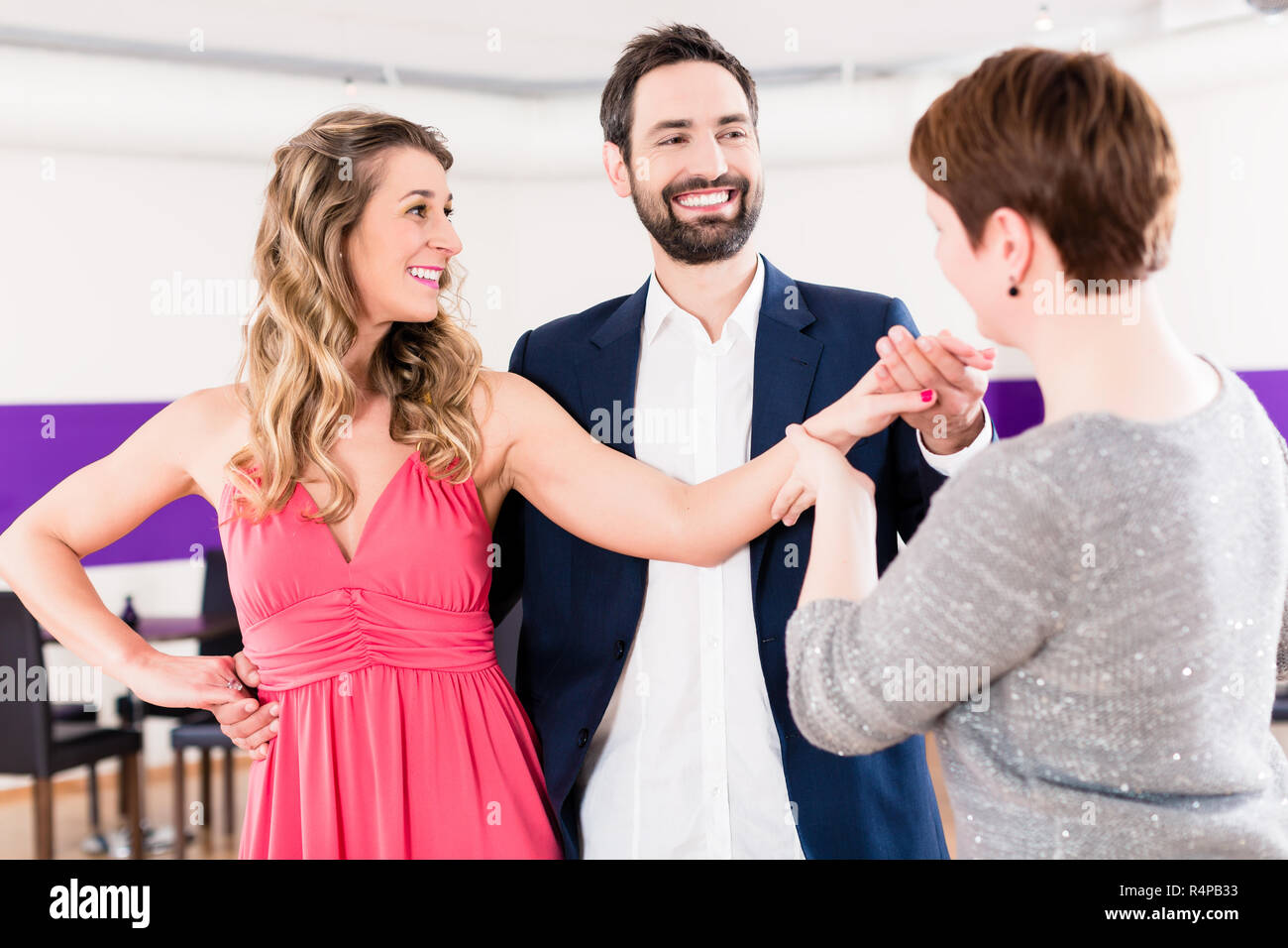 Instructor in dance school with couple Stock Photo - Alamy