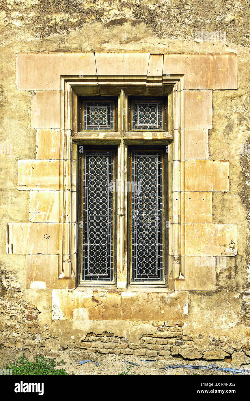Castle wall window hi-res stock photography and images - Alamy