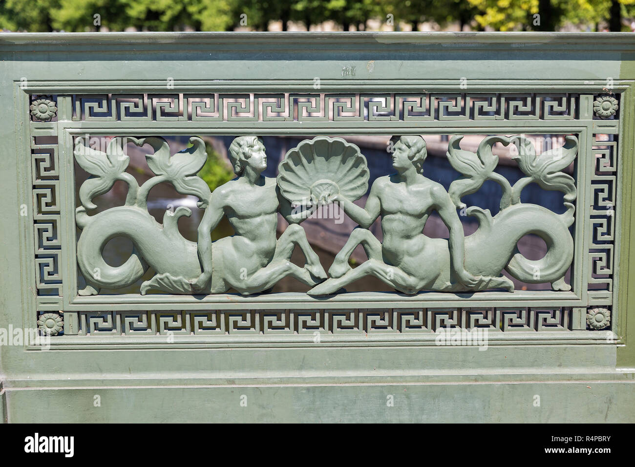 Metal latticework hi-res stock photography and images - Alamy