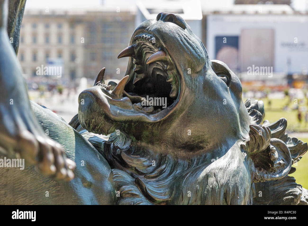 Animal statue with teeth hi-res stock photography and images - Alamy