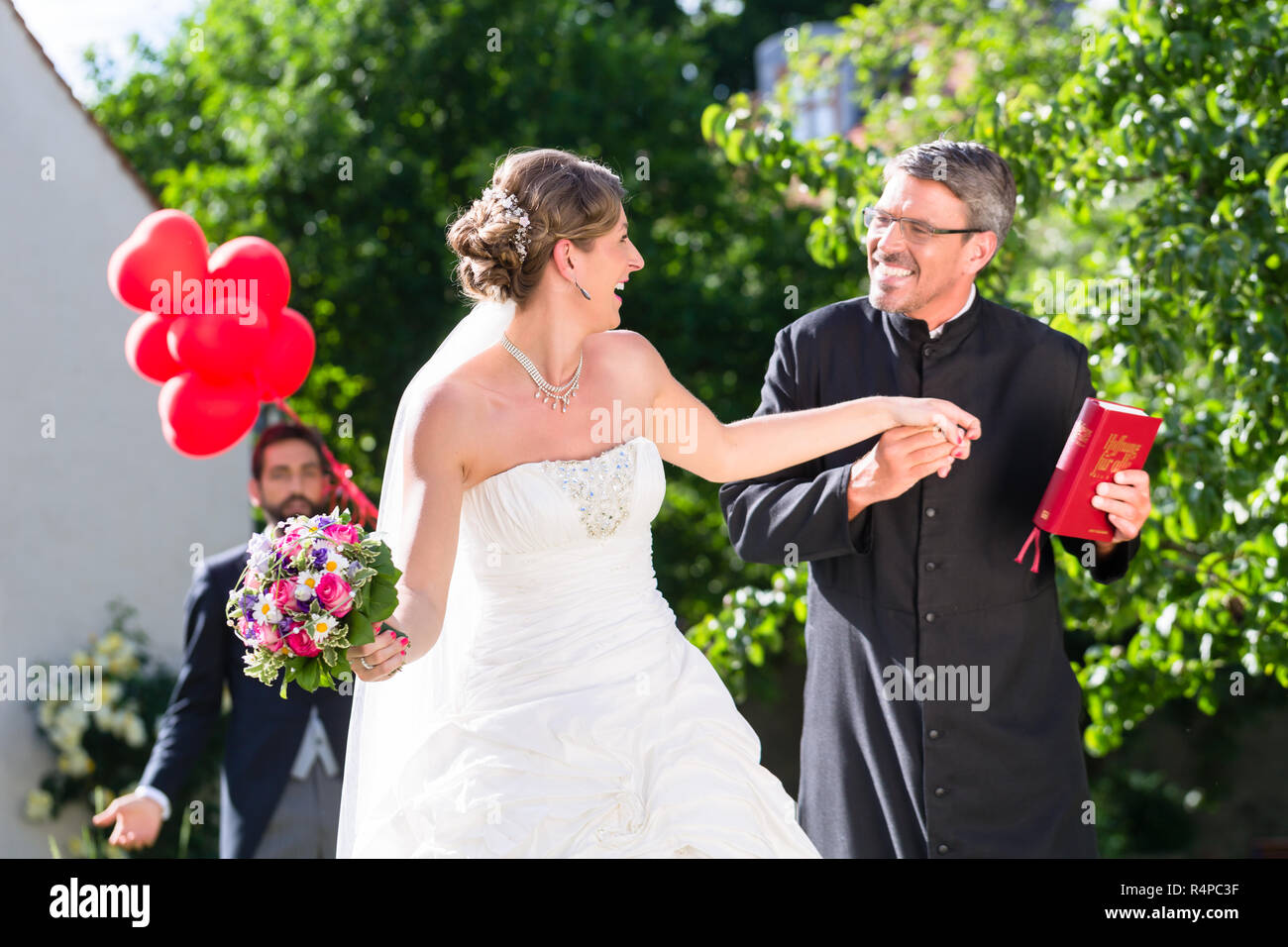 Run away bride hi-res stock photography and images - Alamy
