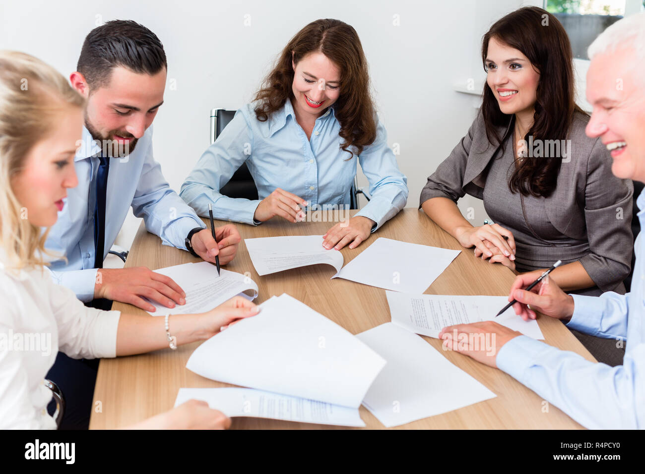 Team lawyers negotiating agreement hi-res stock photography and images ...