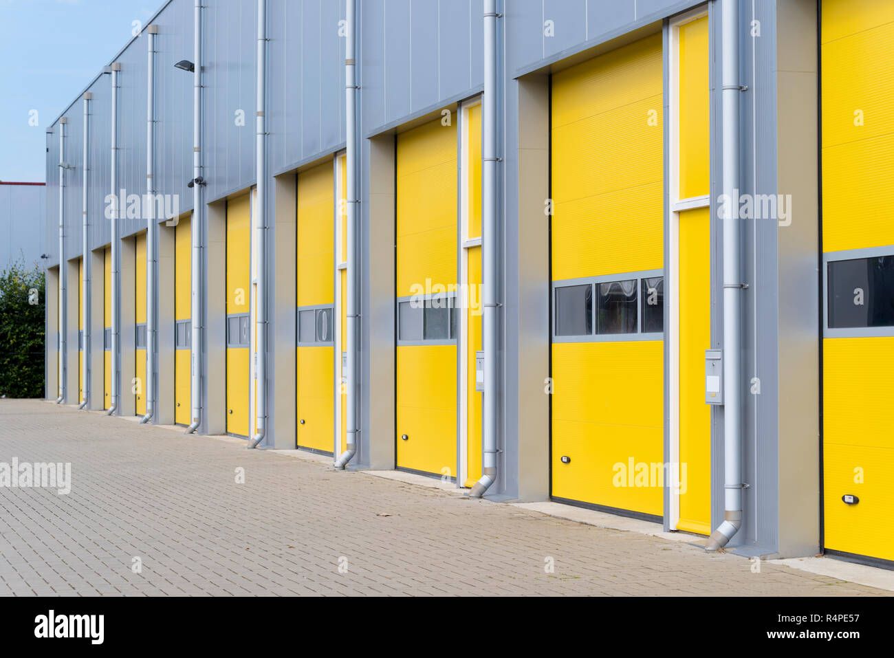 commercial warehouse exterior Stock Photo - Alamy