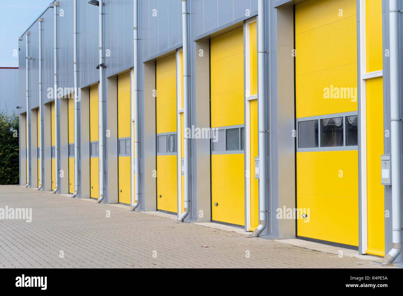 commercial warehouse exterior Stock Photo - Alamy