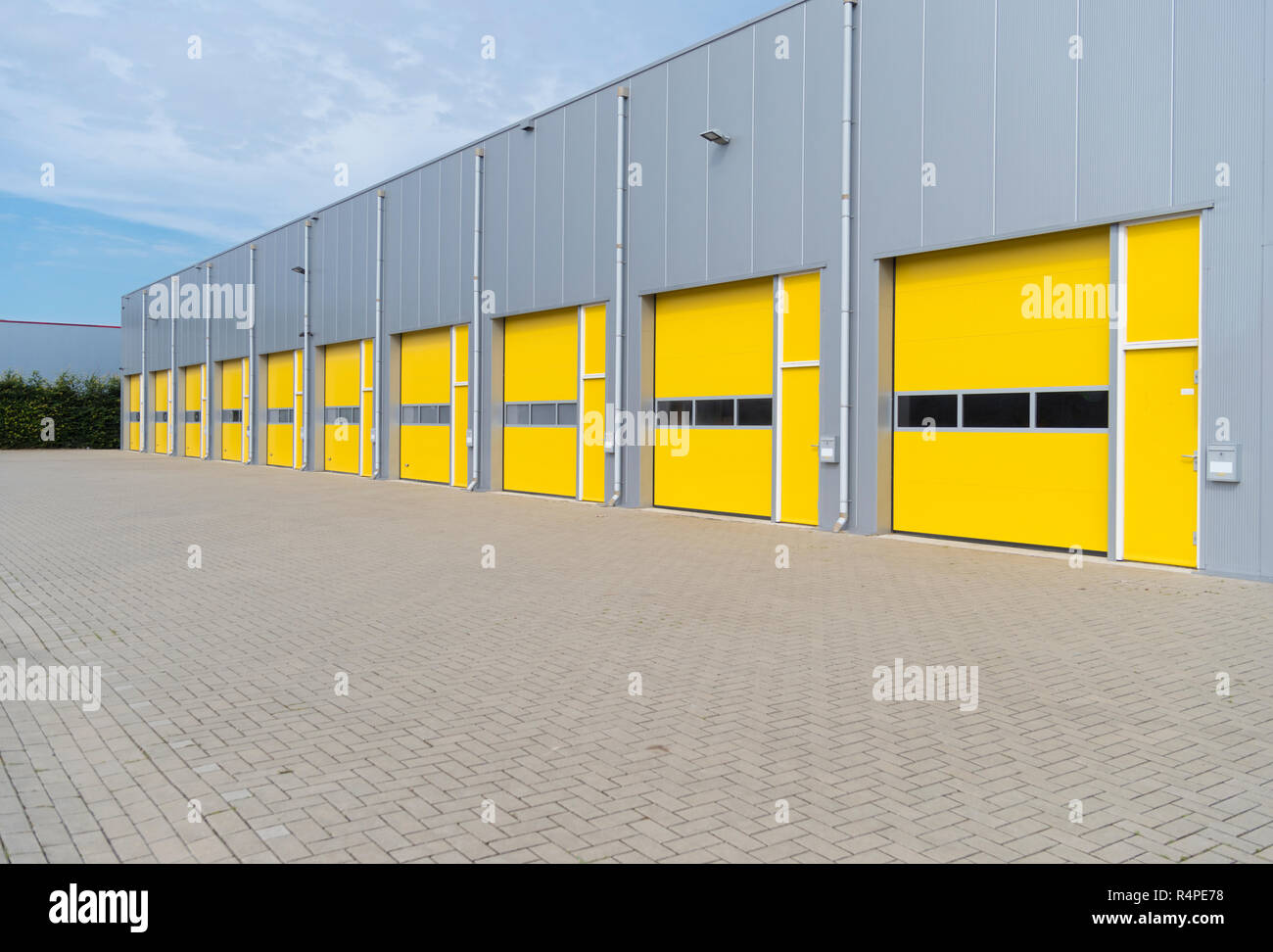 commercial warehouse exterior Stock Photo - Alamy