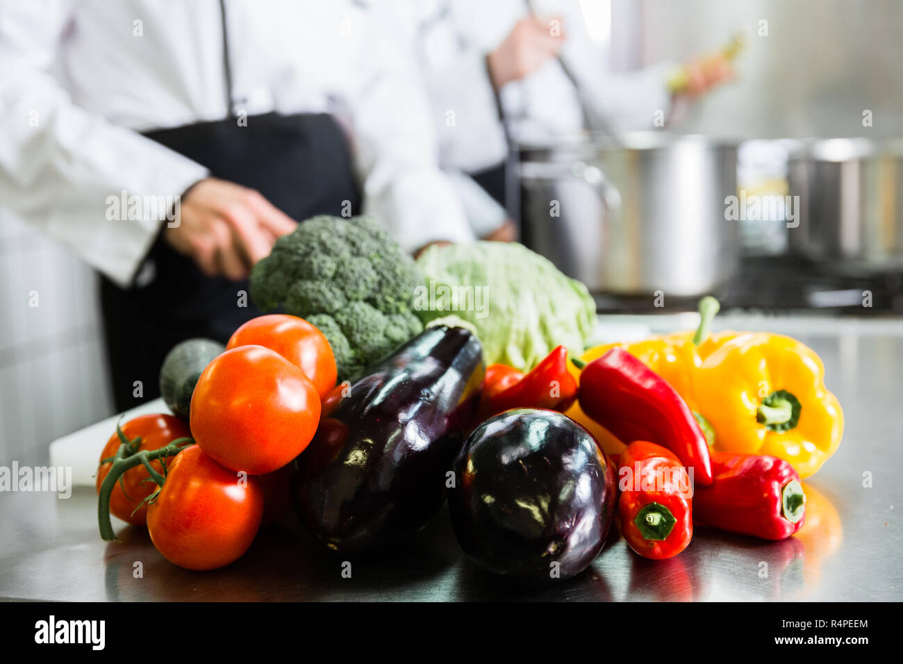 chefs preparing meals in commercial kitchen Stock Photo - Alamy